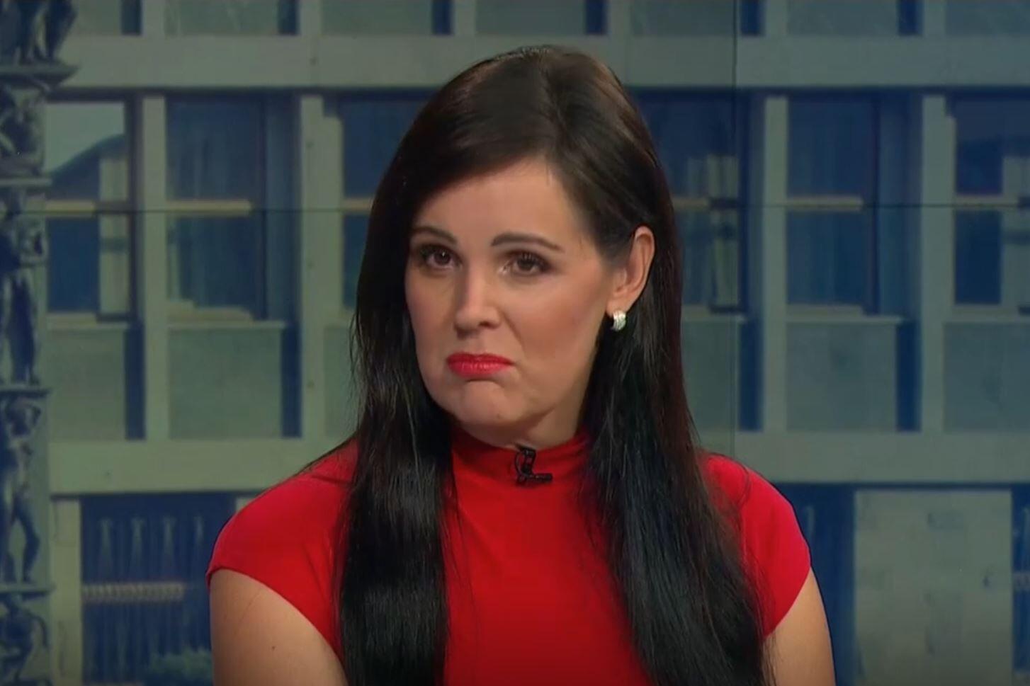 Sramota! Tako pa je v hramu demokracije lagala in zavajala poslanka ...