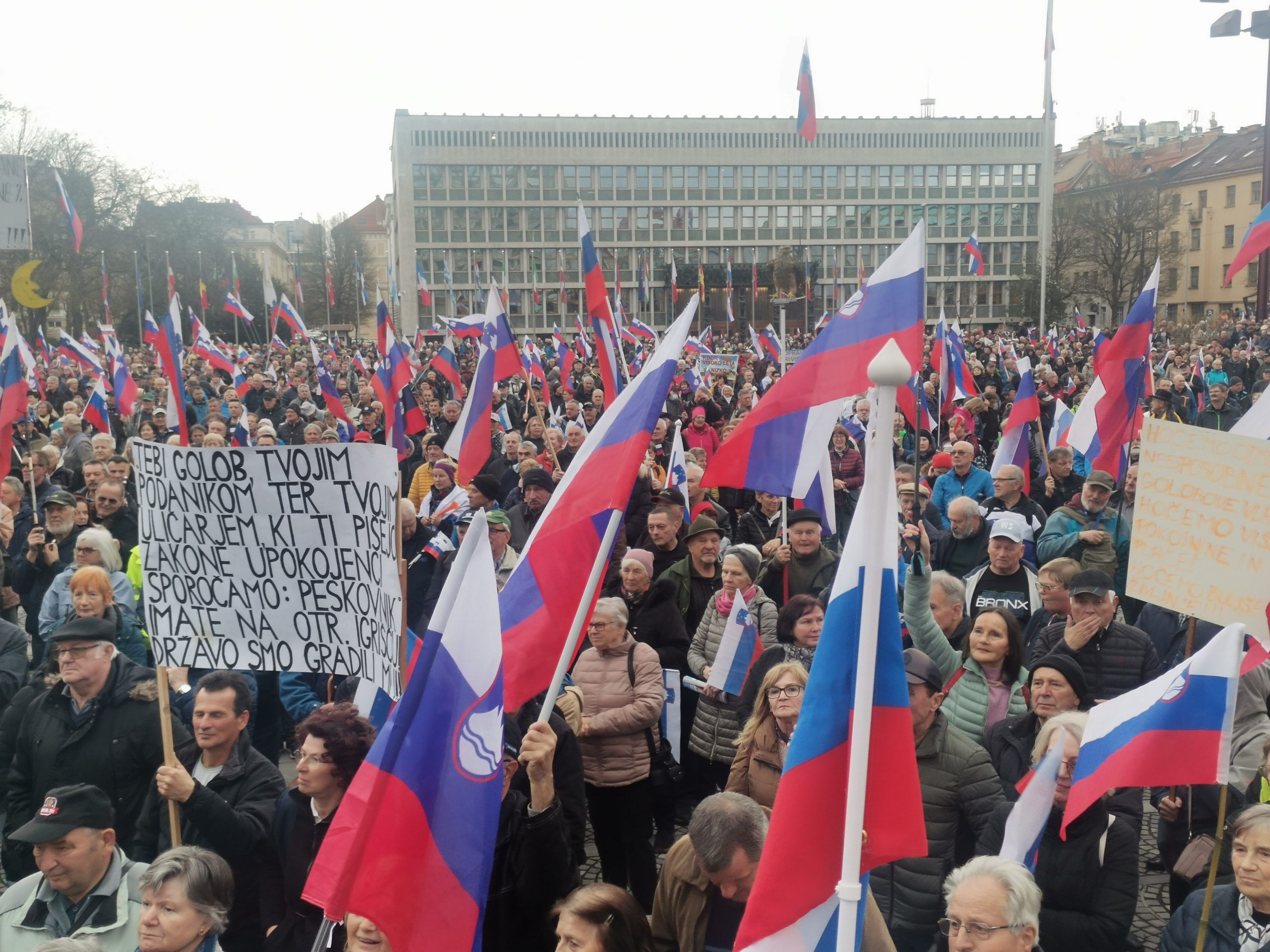 Izredna novica! Upokojenci zaostrujejo protest. Maja bodo blokirali ...