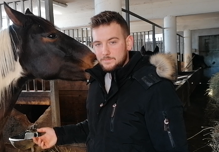 Včerajšnji zmagovalec talentov, Domen Kljun, se pred nastopom priporoči ...