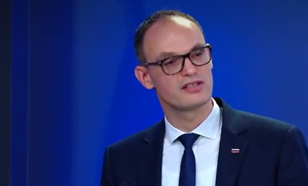 Logar za visoko poslansko plačo ne dela nič? Na sejah pa je le redko ...