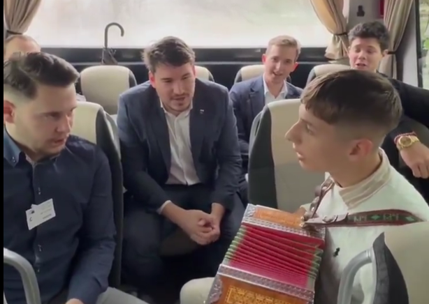 Mladi člani SDS, so mariborski poslanki Leni Grgurevič poklonili ...
